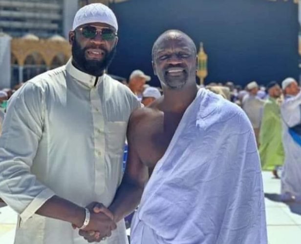 World Famous Singer Akon Performs Umrah - Sunday